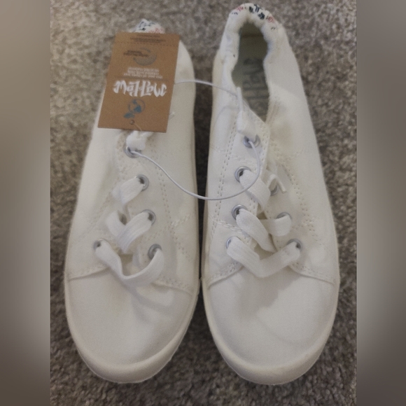 Mad Love | Shoes | Nwt Womens Slip On Sneakers White Sizes 5w 6w | Poshmark